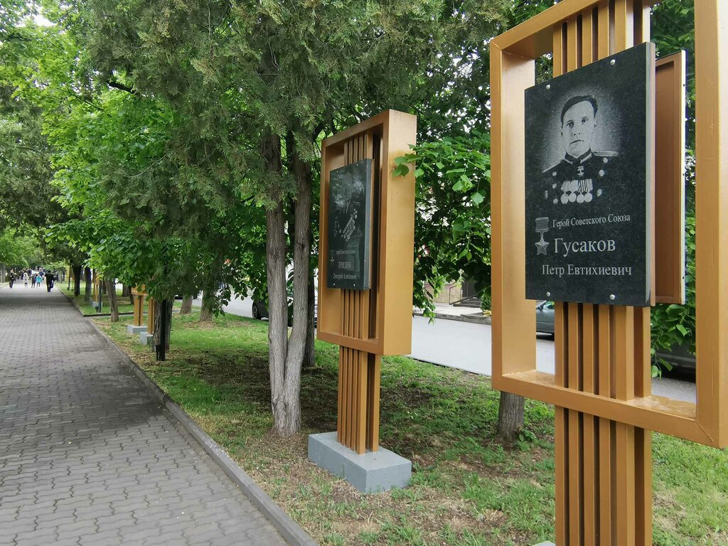 Anıt, heykel Аллея героев, Georgievsk, foto