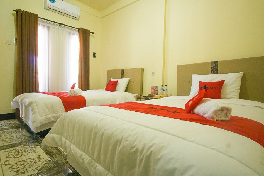 Otel RedDoorz Plus near Kuta Beach Lombok, , foto
