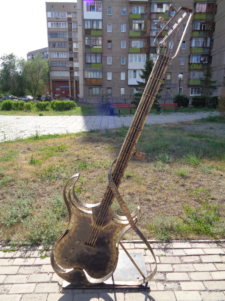Park, sokak heykeli Памятник Бас-гитаре, Magnitogorsk, foto