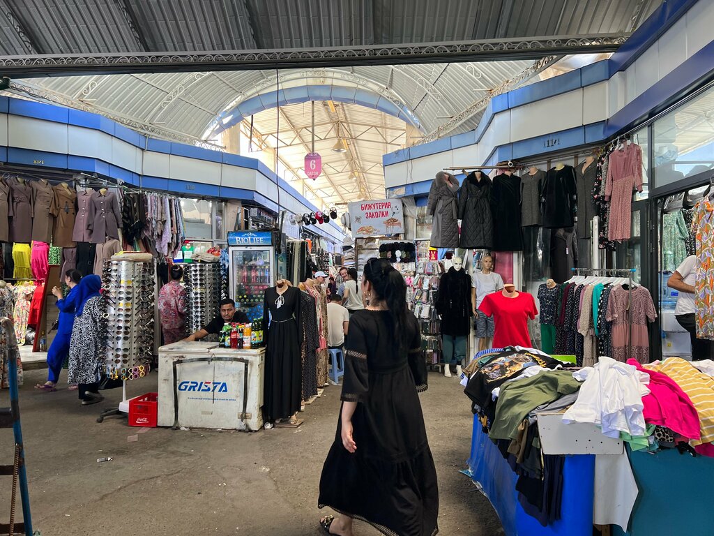 Giyim pazarı Chilonzor Buyum Savdo Kompleksi, Taşkent, foto