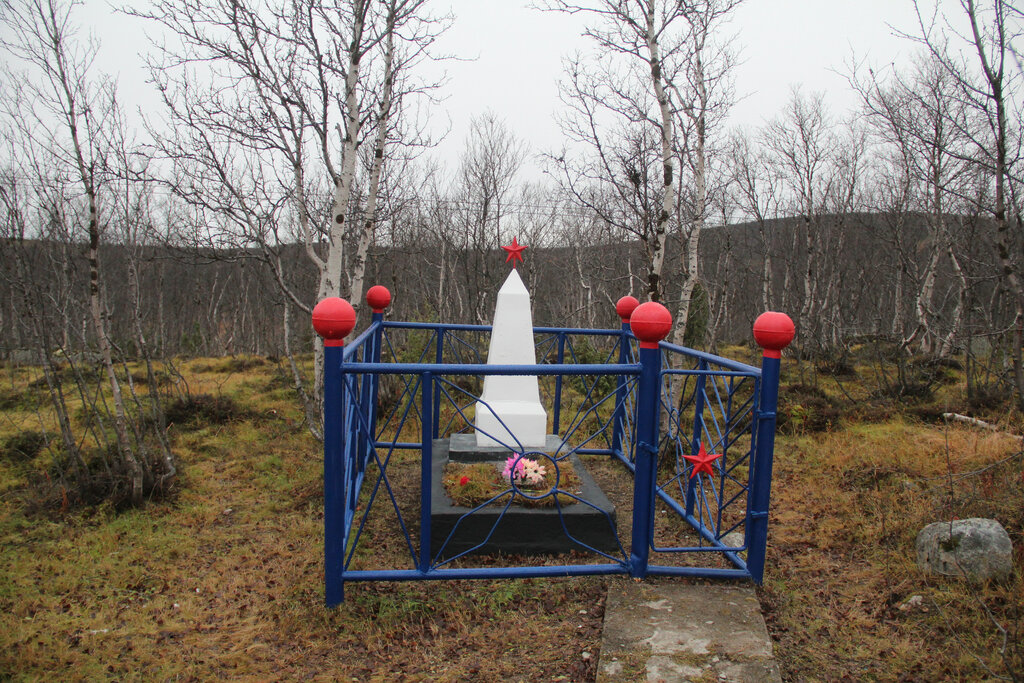 Anıt, heykel Братская могила двух советских воинов, Murmanskaya oblastı, foto