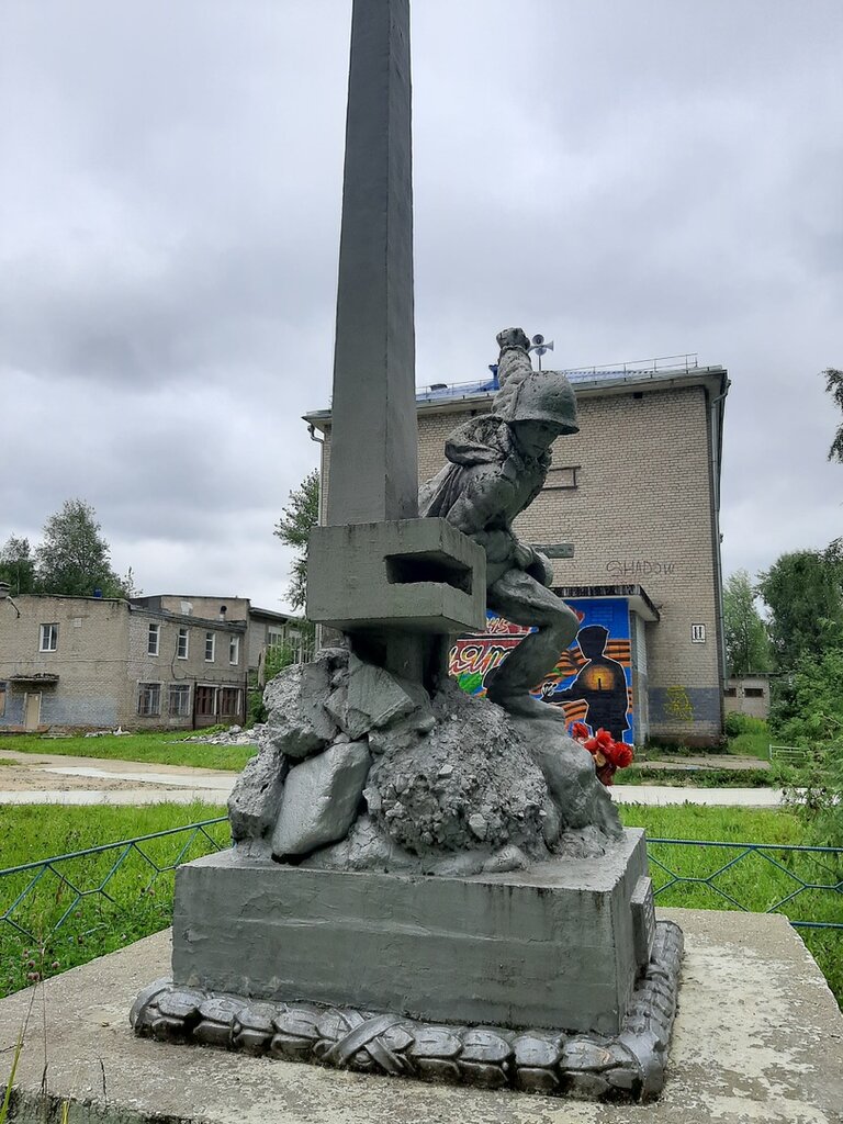 Anıt, heykel Александр Матросов, Koriajma, foto