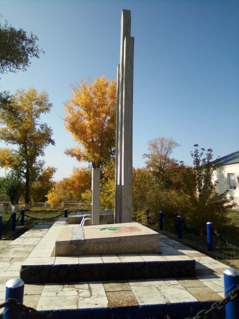 Anıt, heykel Обелиск воинам-односельчанам, павшим в Великой Отечественной войне, Orenburgskaya oblastı, foto