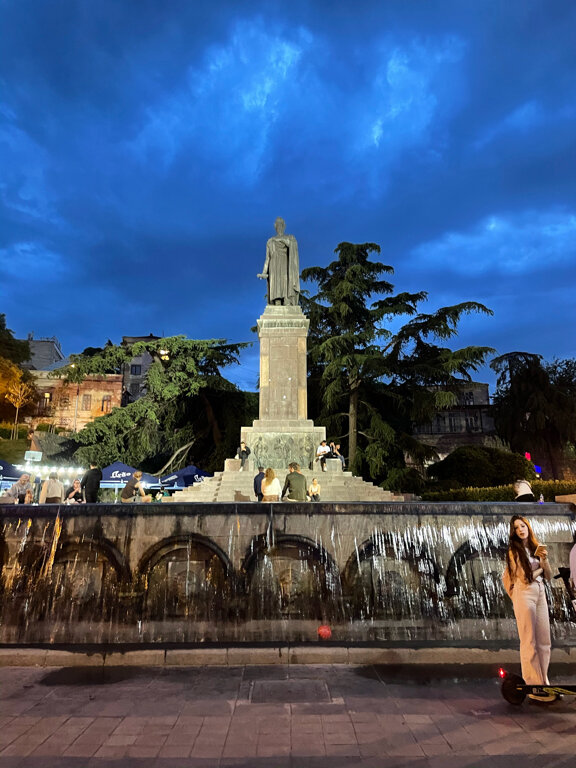 Anıt, heykel Shota Rustaveli, Tiflis, foto