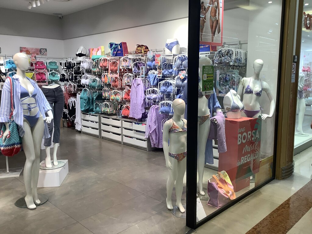 Giyim mağazası Calzedonia, Puglia, foto