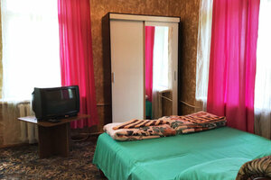 Dom Sadovnika Guest House (улица Батурина No:32, посёлок городского типа Ливадия), otel  Kırım Cumhuriyeti'nden