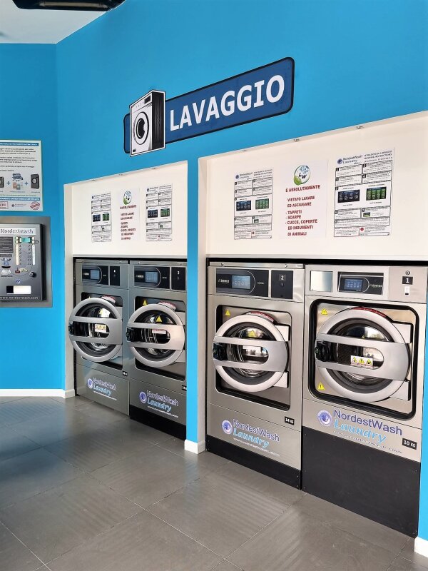 Kuru temizlemeciler Light Wash Lavanderia Self Service e Stireria, Campania, foto