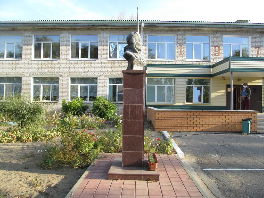 Anıt, heykel Бюст Героя Советского Союза И.Ф. Базарова, Volgogradskaya oblastı, foto