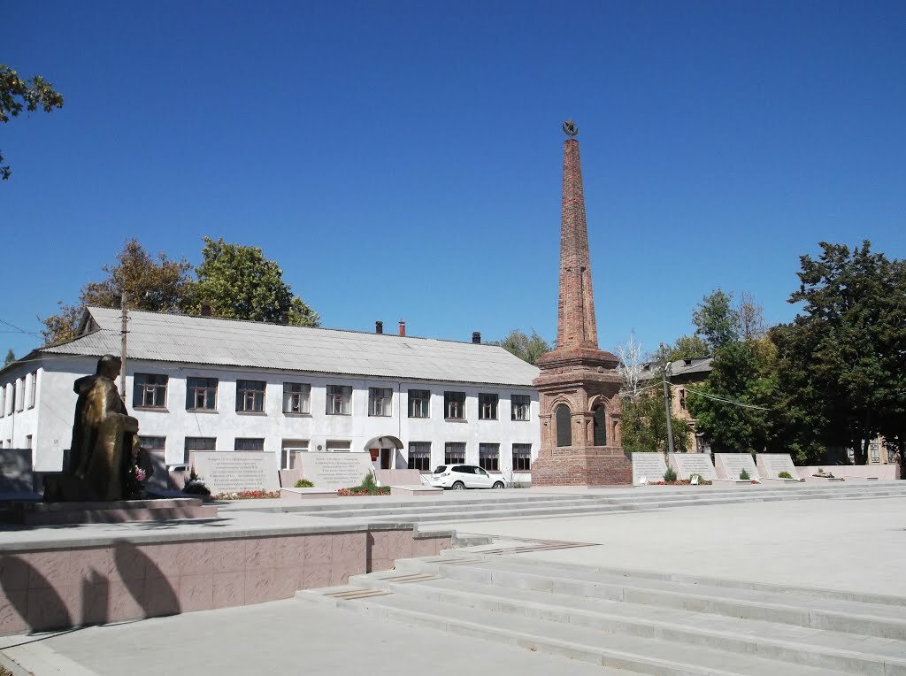 Anıt, heykel Братская могила 42 красноармейцев, погибших в годы гражданской войны, Primorsko‑Ahtarsk, foto