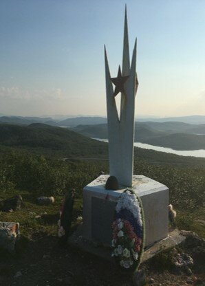 Anıt, heykel Подвигу комсомольца Анатолия Бредова, Murmanskaya oblastı, foto