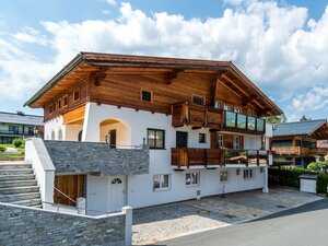 Spacious Apartment in Kitzbuhel near Ski Lift (Marchfeldgasse No:22, Kitzbühel), otel  Kitzbühel'den