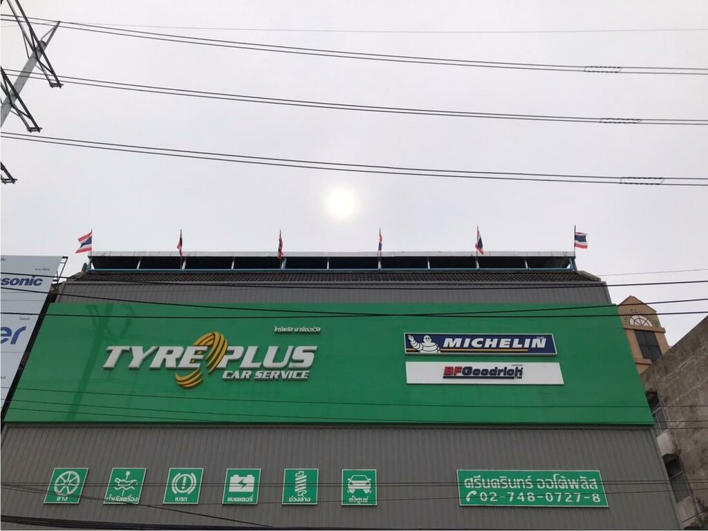 Jant ve lastikçiler Tyreplus Srinakarin Autoplus, Bangkok, foto
