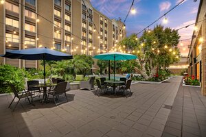 Doubletree by Hilton Whittier Los Angeles (California, County of Los Angeles, Whittier, Greenleaf Avenue), otel  Whittier'den
