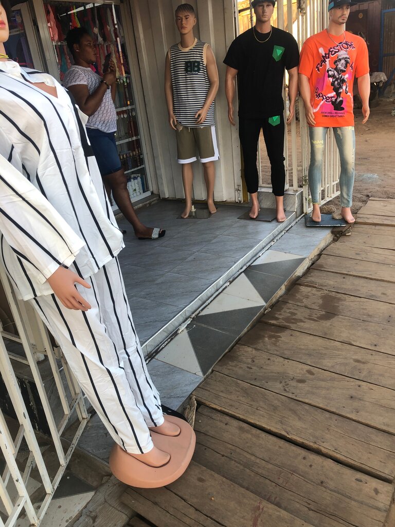 Giyim mağazası Unique, Dünya, foto