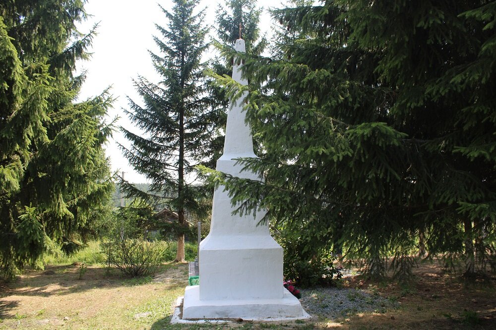 Anıt, heykel Обелиск павшим героям, Tümen (Tiumenskaya) oblastı, foto