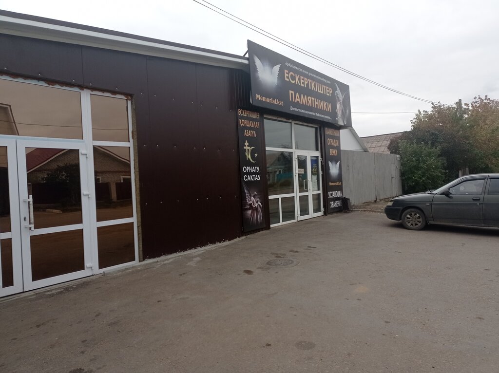 Heykel ve mezarlık taşı üreticileri Memorial. kst, Rudny, foto