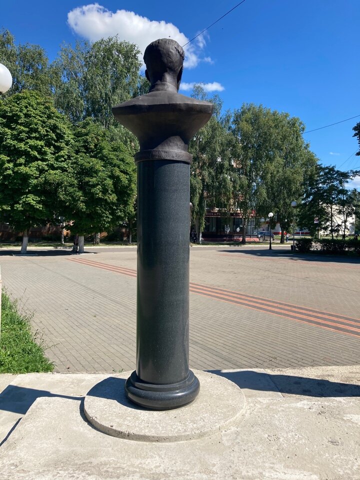 Anıt, heykel Бюст Кузнецова И.С., Karaçev, foto