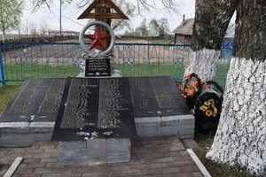 Братская могила (Kaluga Region, Lyudinovskiy rayon, selskoye poseleniye Zabolotye, derevnya Voylovo), anıt, heykel  Kalujskaya oblastından