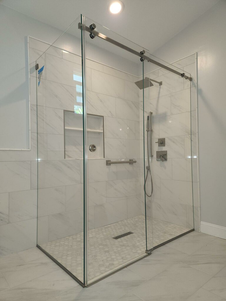 Ayna yapımı ve montaj hizmetleri Clear Custom Glass, Florida Eyaleti, foto