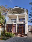 Бриз (улица Олега Кошевого No:38, посёлок городского типа Заозёрное), otel  Kırım Cumhuriyeti'nden