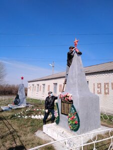 Воинам, павшим в годы Великой Отечественной войны (Kurgan Region, Chastoozerskiy Municipal District, selo Cherdyntsevo, Tsentralnaya ulitsa), anıt, heykel  Kurganskaya oblastından