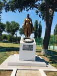 Воинам-землякам, погибшим на фронтах Великой Отечественной войны (ulitsa Kalinina No:1, stanitsa Krylovskaya), anıt, heykel  Krasnodarski krayından