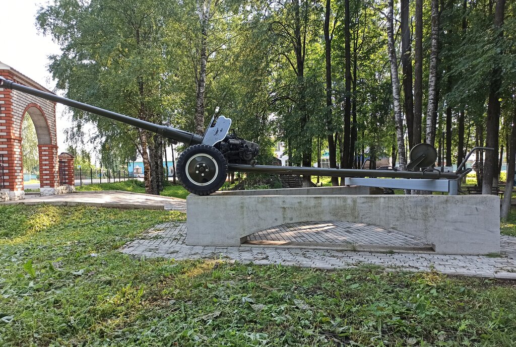 Teknoloji anıtı Дивизионная пушка ЗИС-Д-44 - воинам-артиллеристам, погибшим в годы Великой Отечественной войны, Vologodskaya oblastı, foto