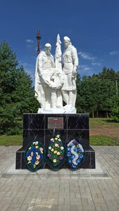 Братская могила (Kaluga Region, selo Iznoski), anıt, heykel  Kalujskaya oblastından