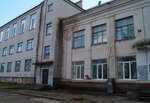Здесь размещался эвакуационный госпиталь № 2053 (Shkolnaya ulitsa No:38), anıt levhası, anıt taş  Pikalevo'dan