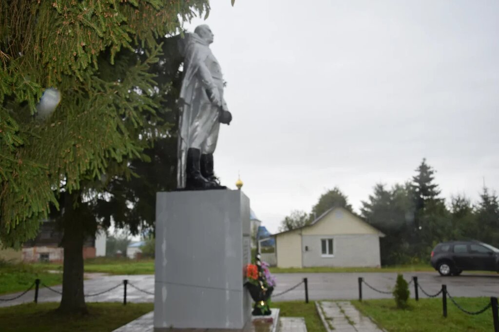 Anıt, heykel Памятник воинам-землякам, павшим в годы Великой Отечественной войны, Yaroslavskaya oblastı, foto