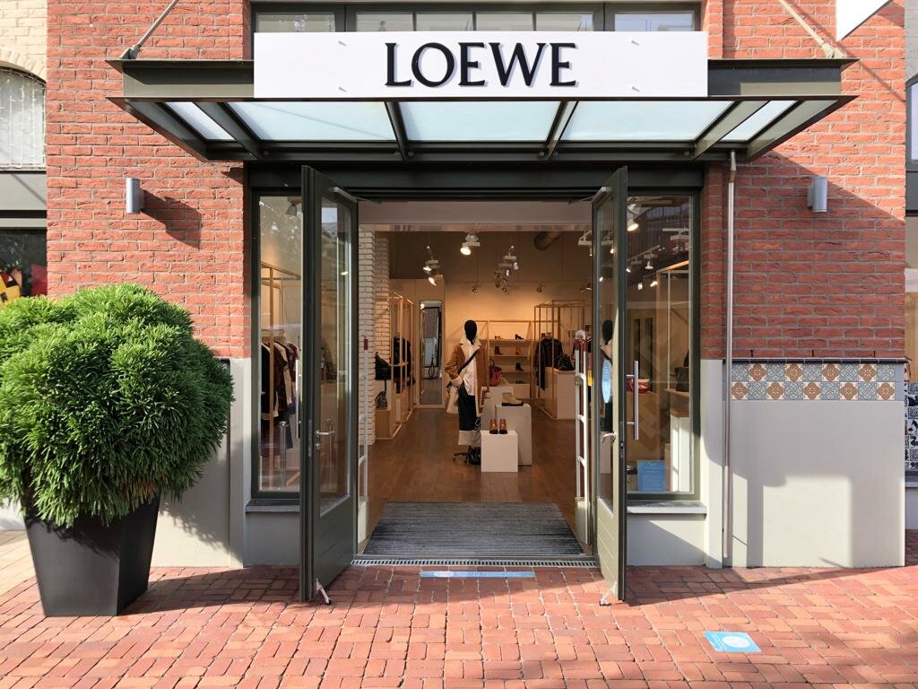 Giyim mağazası Loewe Ingolstadt Village, Bavyera, foto