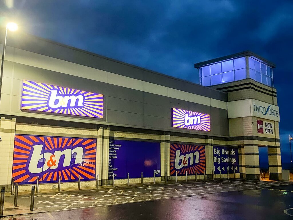 Tütün, sigara mağazaları B&m Store, İngiltere, foto