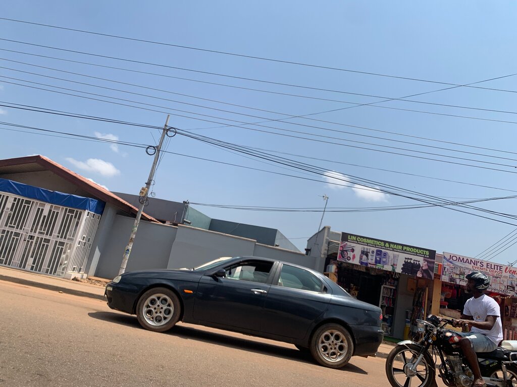 Kozmetik ve parfümeri mağazaları Lyn Cosmetics and Hair Products, Dünya, foto