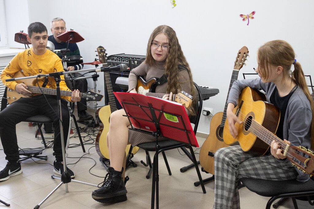 Müzik okulları ve konservatuarlar Learning to play guitar from scratch, Ulyanovsk, foto