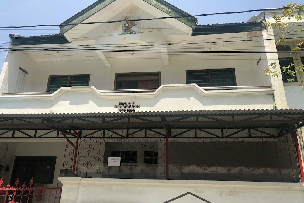 Otel Oyo Life 2678 Manyar Guest House, Surabaya, foto