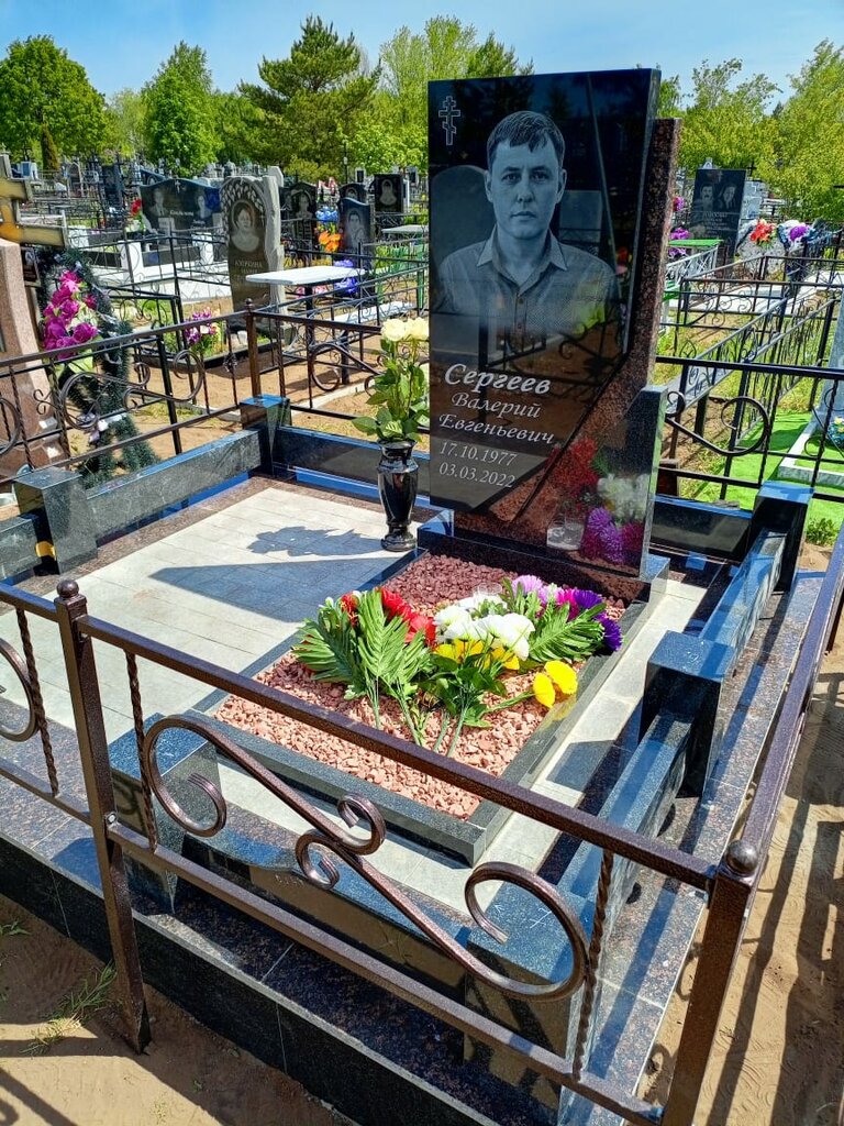 Heykel ve mezarlık taşı üreticileri Кинель Гранит, Ulyanovsk, foto