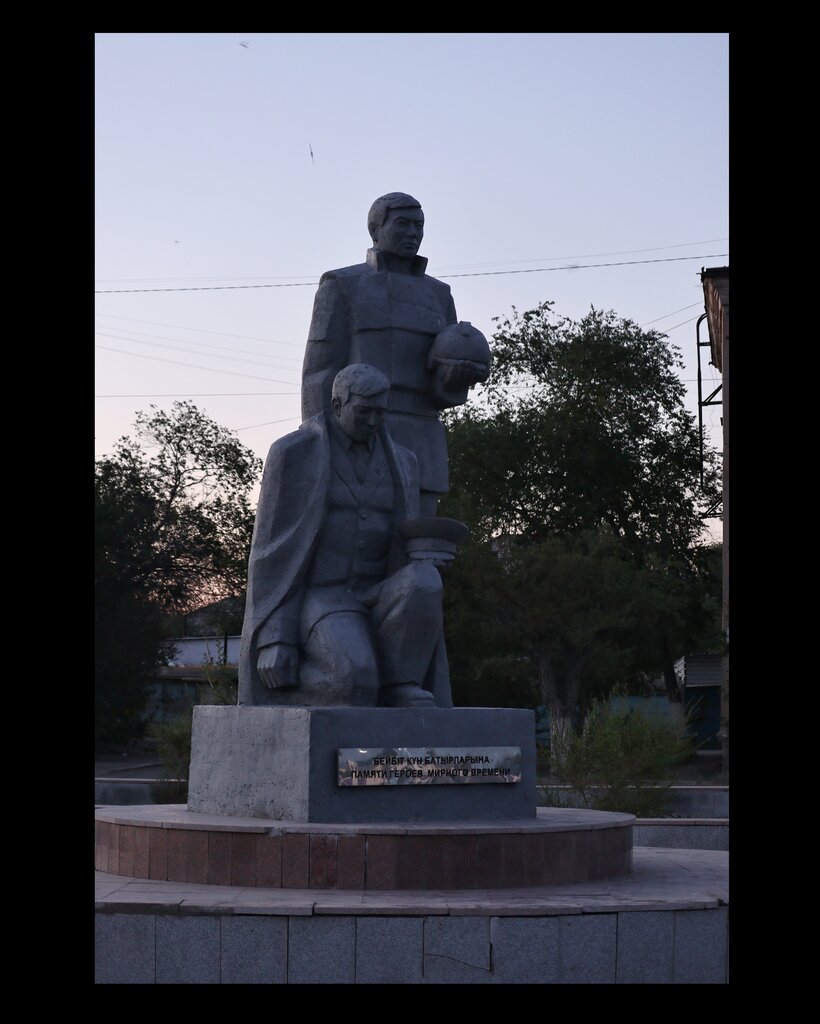 Anıt, heykel Tazim Anıtı, Setbayev (Satpayev), foto