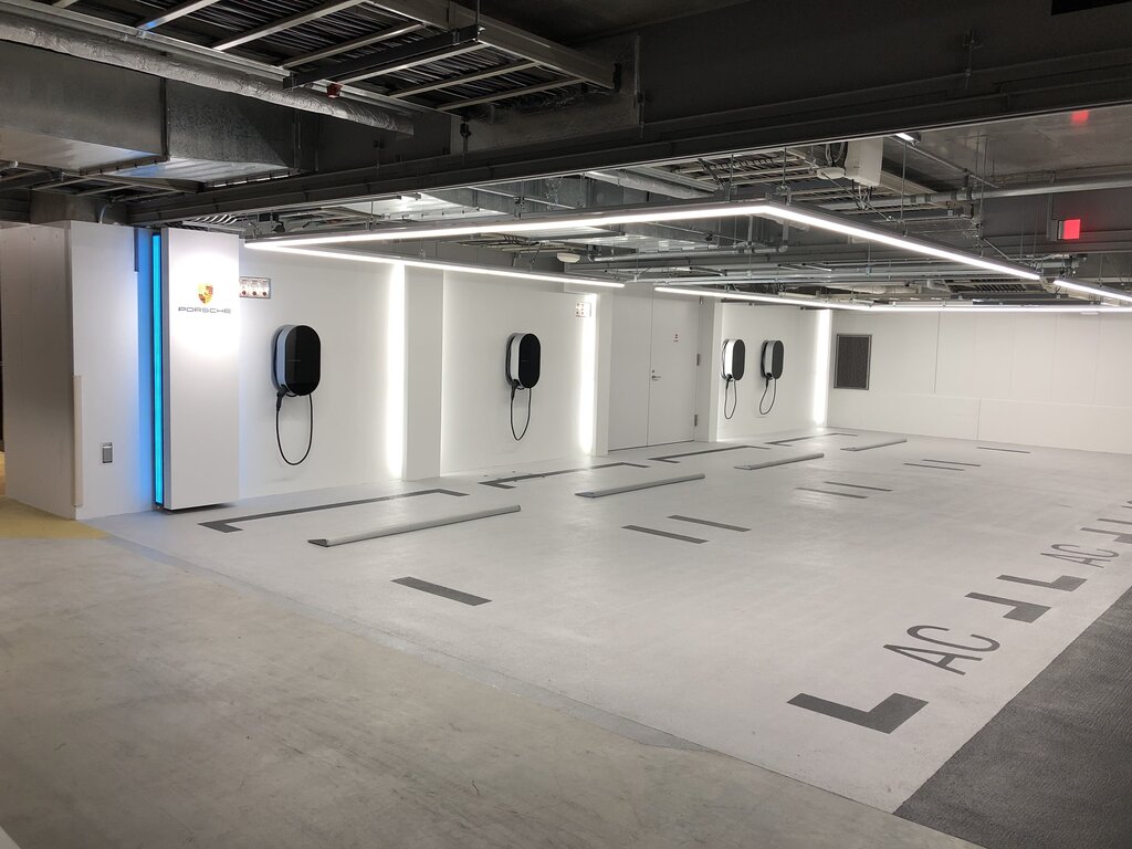 Otomobil satış galerileri ポルシェターボチャージングステーション, Osaka, foto