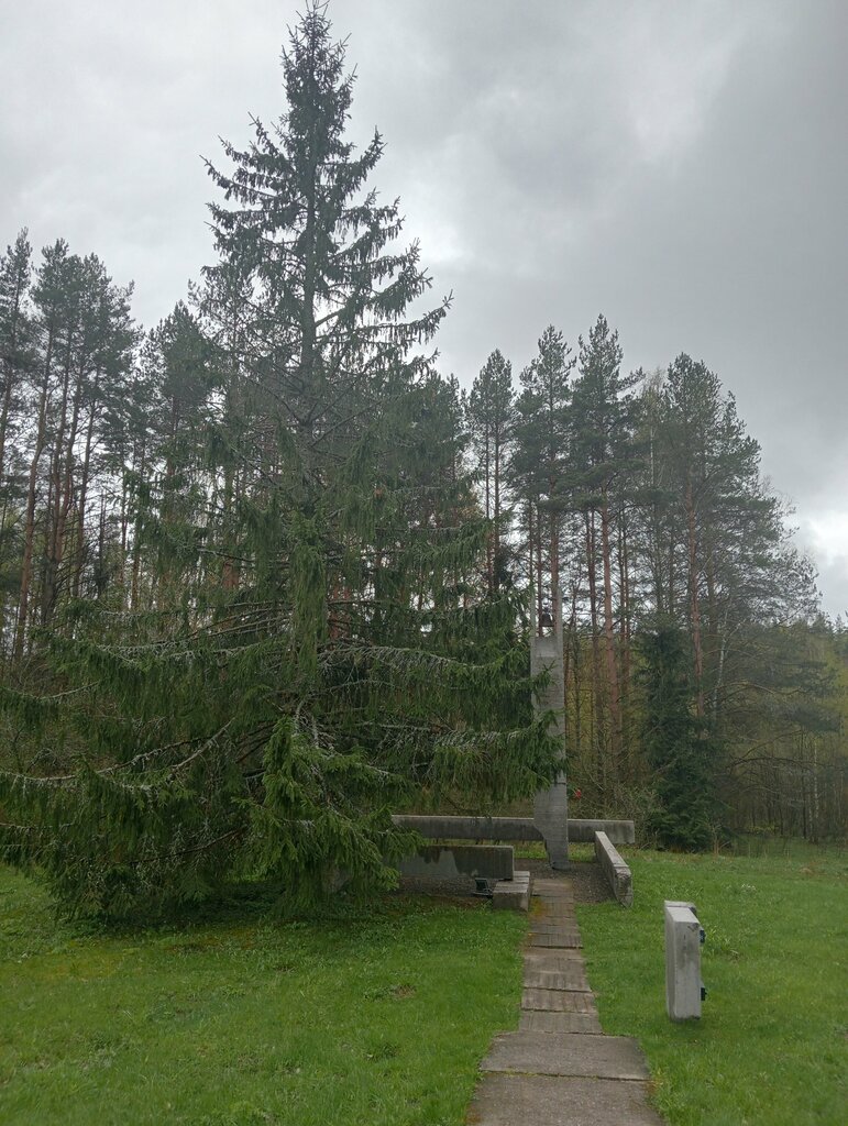 Anıt, heykel Обелиск с колоколом, Minskaya oblastı, foto