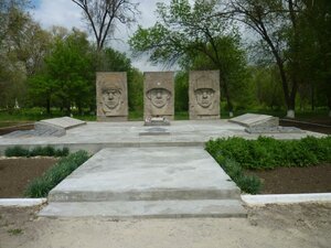 Мемориал воинам, павшим в ВОВ (Rostov Region, Milyutinskiy rayon, Nikolo-Beryozovskoye selskoye poseleniye, khutor Nikolayevskiy), anıt, heykel  Rostovskaya oblastından