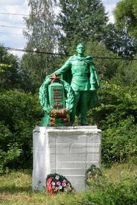 Братская могила советских воинов, павших в ВОВ 1941-1942 гг. (Novgorod Region, Chudovskiy District, Uspenskoye selskoye poseleniye, derevnya Zuyevo, Parkovaya ulitsa), anıt, heykel  Novgorodskaya oblastından