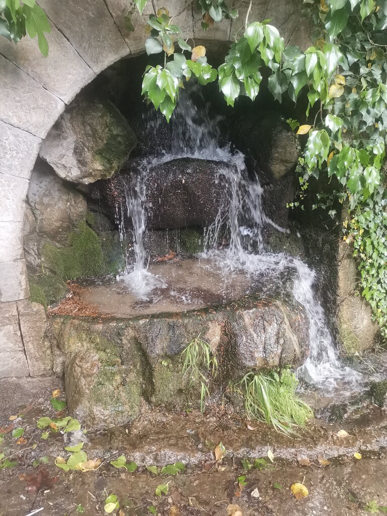 Çeşme Водяной каскад в гроте, Alupka, foto