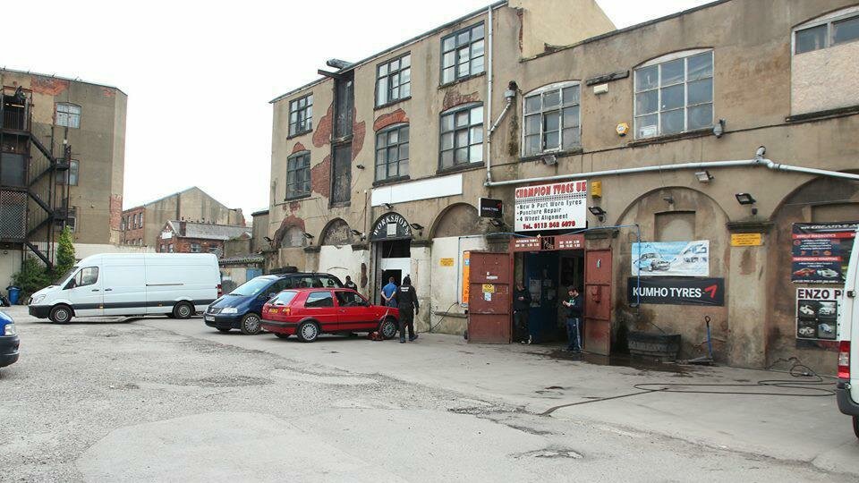 Jant ve lastikçiler Champion Tyres Uk, Leeds, foto