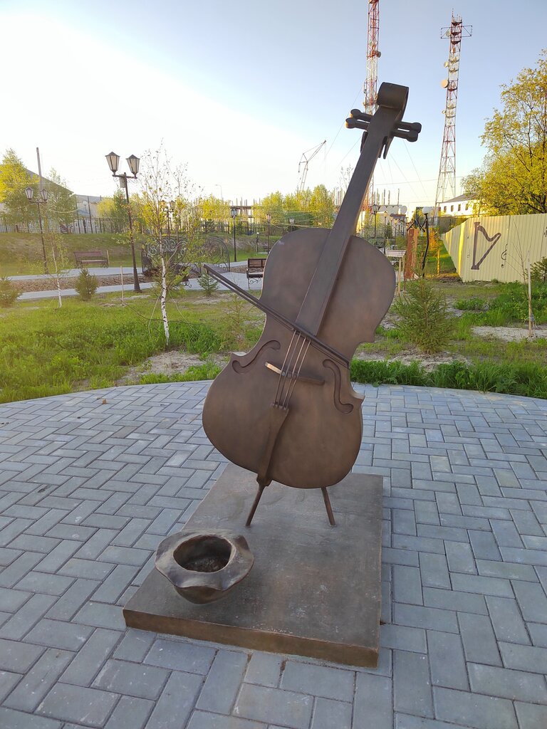 Park, sokak heykeli Контрабас со шляпой, Gubkinski, foto