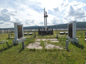 Участникам Великой Отечественной войны 1941-1945 гг. (Republic of Sakha (Yakutia), Olyokminskiy rayon, selo Kyllakh, Naberezhnaya ulitsa), anıt, heykel  Saha Cumhuriyeti'nden (Yakutistan'dan)
