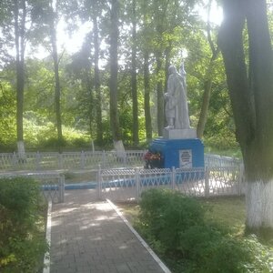 Братская могила с памятником Скорбящий воин со знаменем и женщина с венком (Tula Region, Suvorovskiy rayon, munitsipalnoye obrazovaniye Yugo-Vostochnoye, posyolok Khanino), anıt, heykel  Tulskaya oblastından