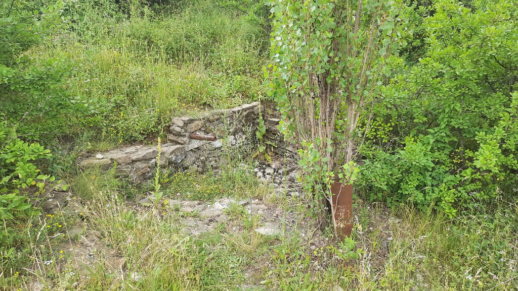 Pınar, çay Spring, stream, Kırım Cumhuriyeti, foto