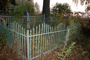 Братская могила (Kaluga Region, Kirovskiy rayon, selskoye poseleniye Malaya Pesochnya, derevnya Malyye Zheltoukhi), anıt, heykel  Kalujskaya oblastından