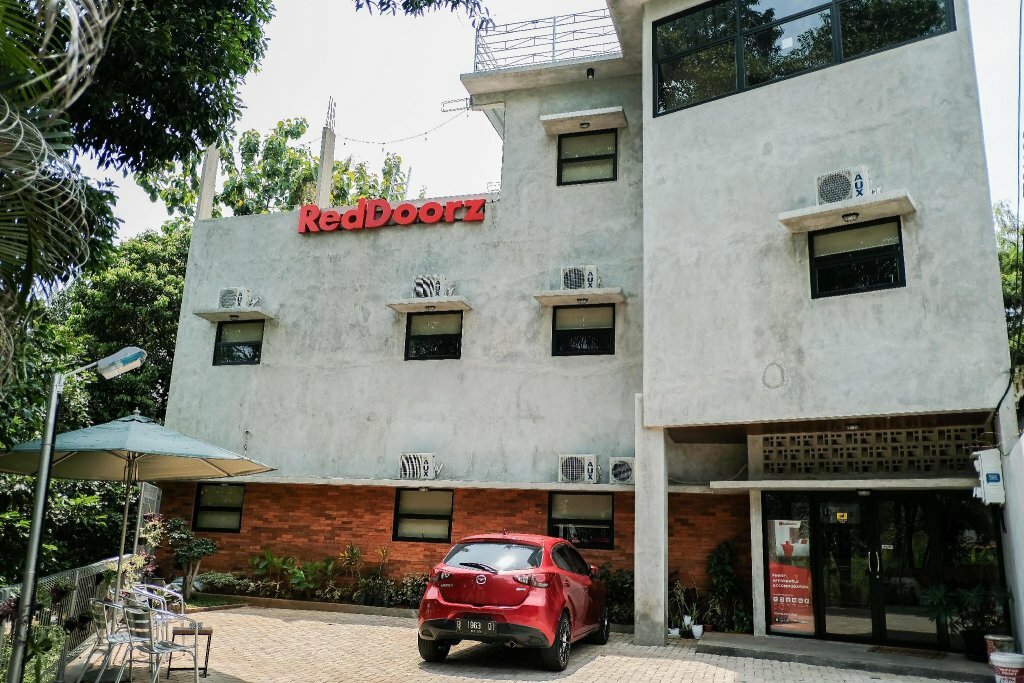 Otel RedDoorz near Trans Studio Mall Cibubur 3, Depok, foto