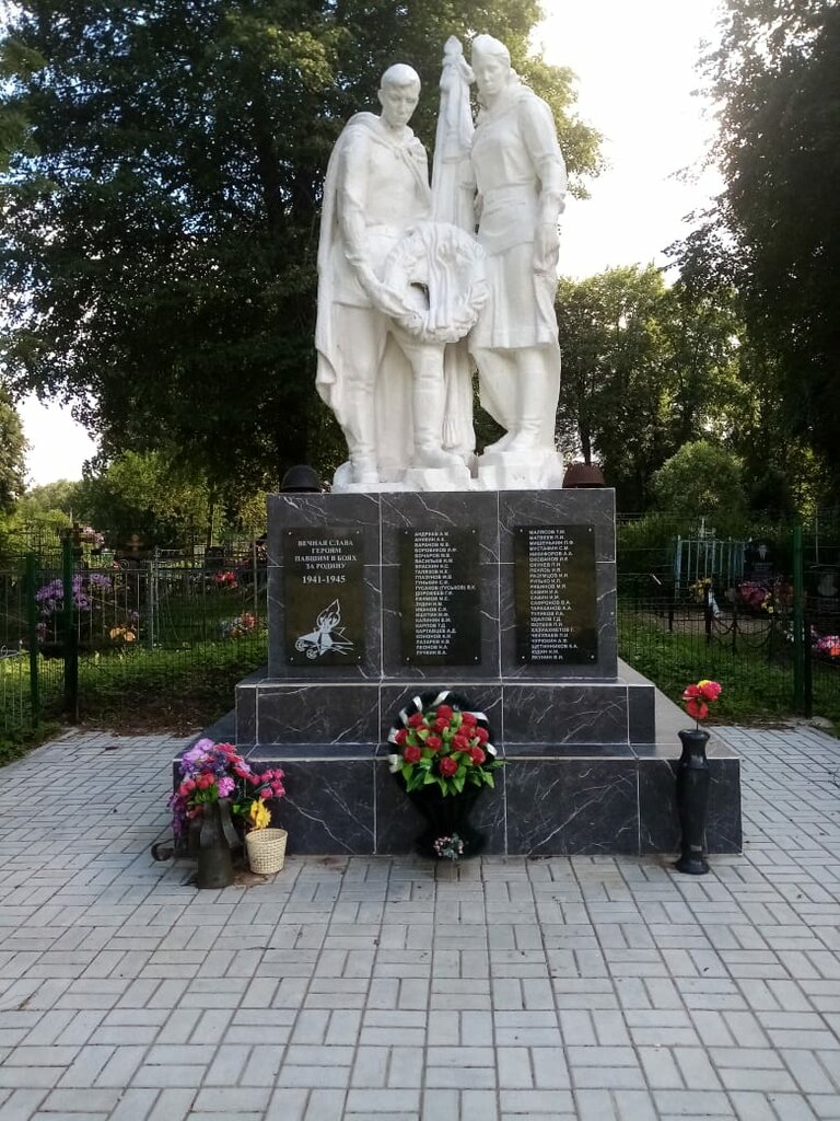 Anıt, heykel Братская могила, Kalujskaya oblastı, foto